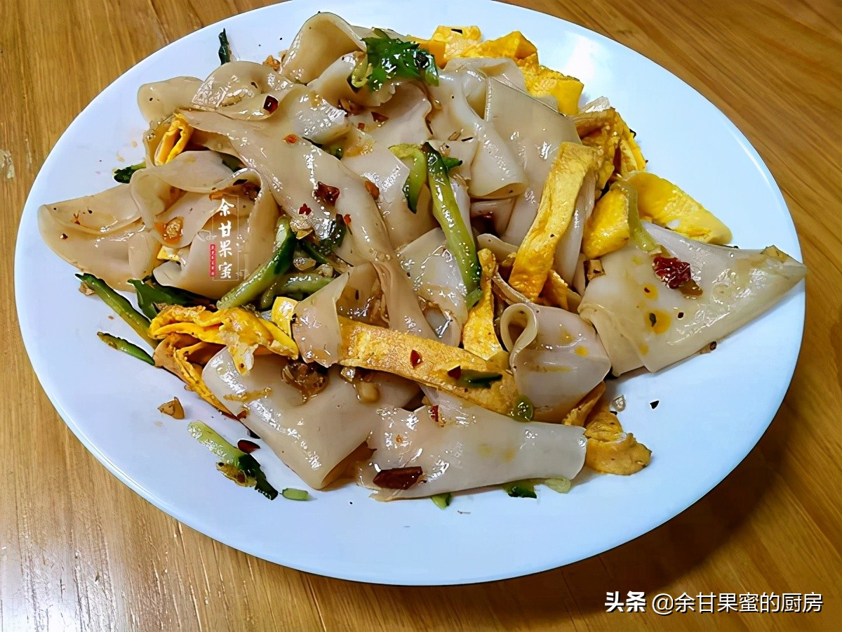 After Lixia, the Liangpi shop became lively. This noodle dish is also ...
