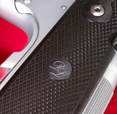 Don't look at the appearance of this magical modification of M1911 ...