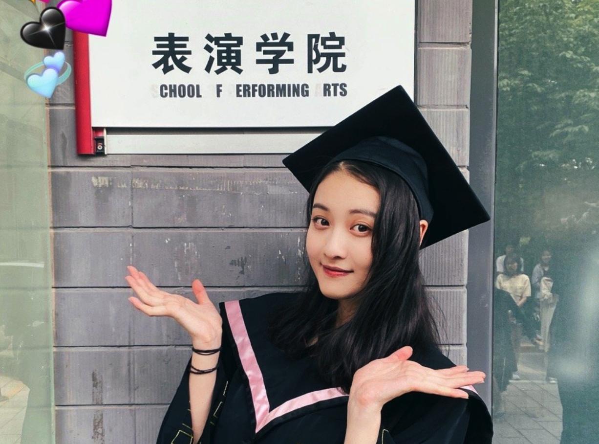 Beiying's graduation photo is on show. There are really many ...