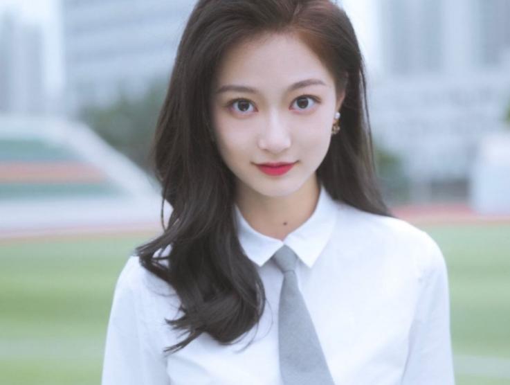 Feng Lin, the school flower, became popular because of her "leading ...