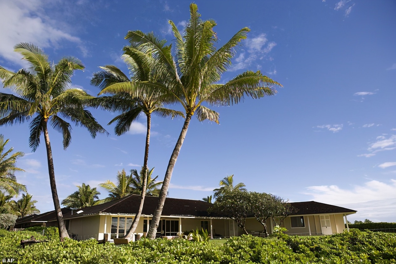 The Obamas kayak in Hawaii, the former president shows off his muscles ...