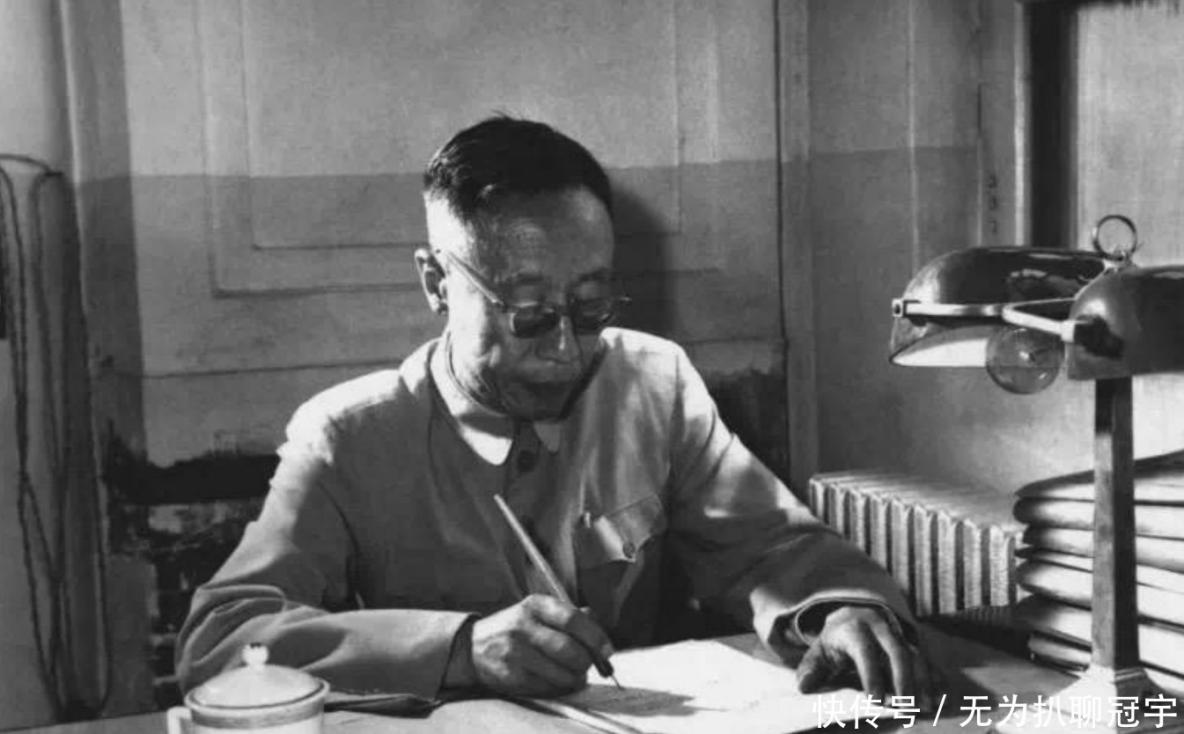 After Pu Yi was released from prison, he followed Du Yuming to visit ...