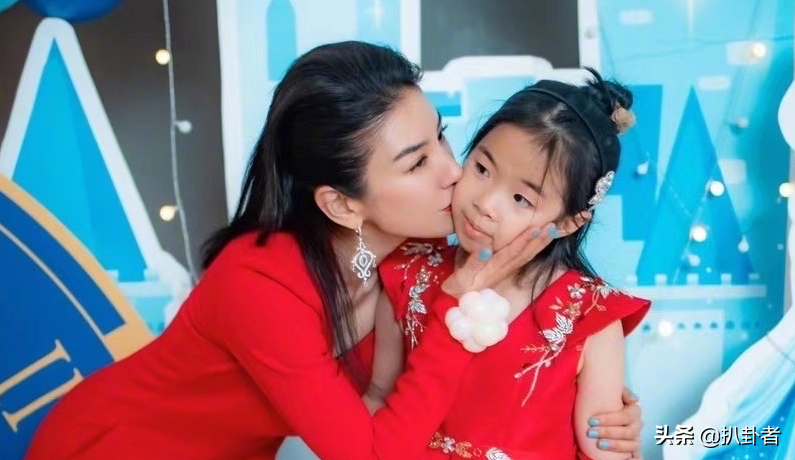 Huang Yi holds hands with Cui Wei, and her daughter makes her debut in a luxury suit. Huang Yi ...