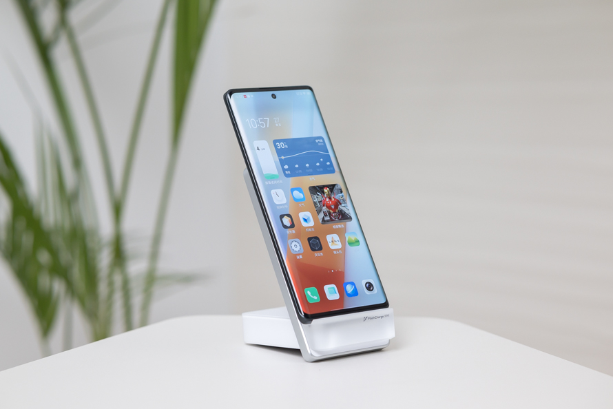 iQOO 50W wireless flash charging vertical charger: the best desktop ...