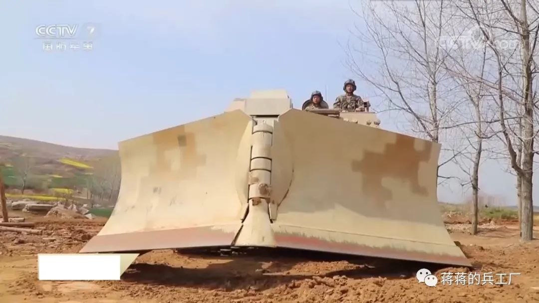 71 Group Army GCZ-112 multi-purpose crawler engineering vehicle ...