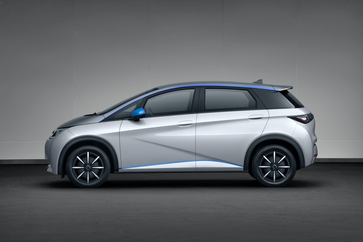 BYD's new scooter has two front faces, two-color paint, and looks very ...