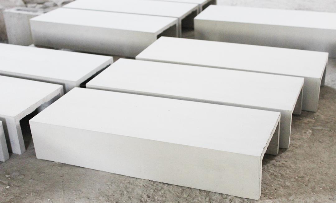 Sapphire / fair-faced concrete hanging slab, creating a world of ...