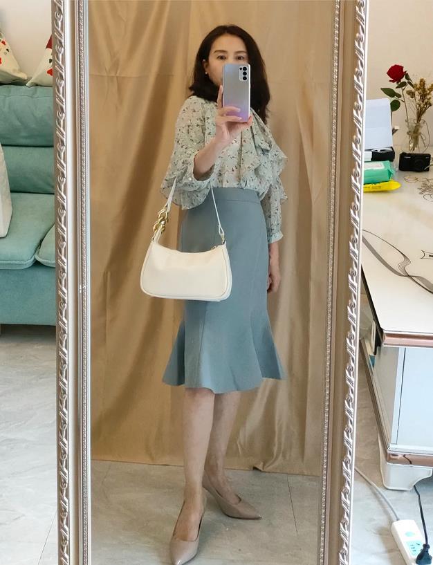 Elderly women, don't dress too dull, choose light-colored clothes for ...