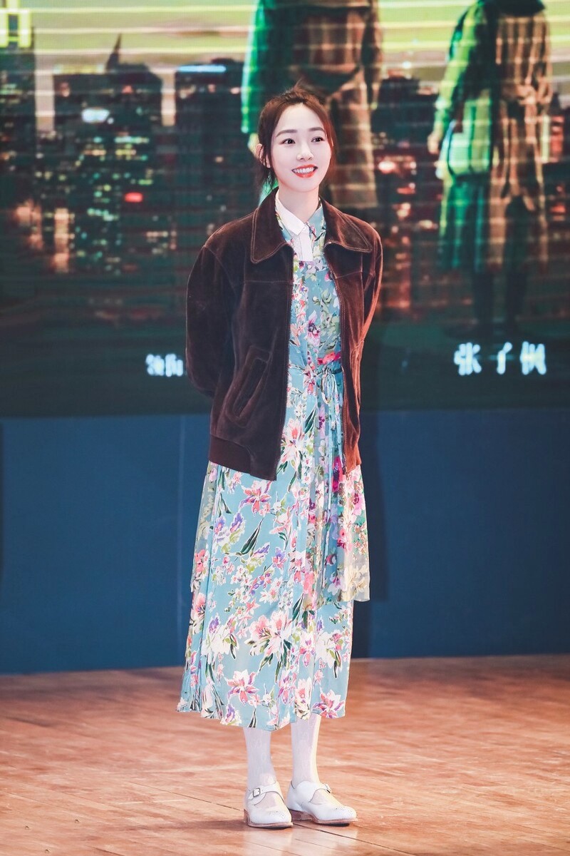 37-year-old Bai Baihe looks very "resistant", wearing a one-shoulder ...