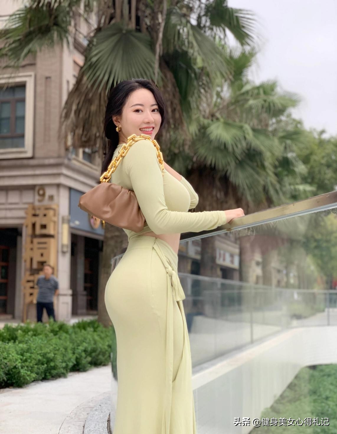 Plump and sensual fitness beauty Jiang Pingting, with lordosis and back ...