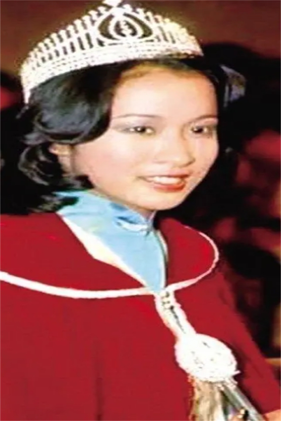 Huo Qigang celebrated Zhu Lingling's 63rd birthday. The two younger ...