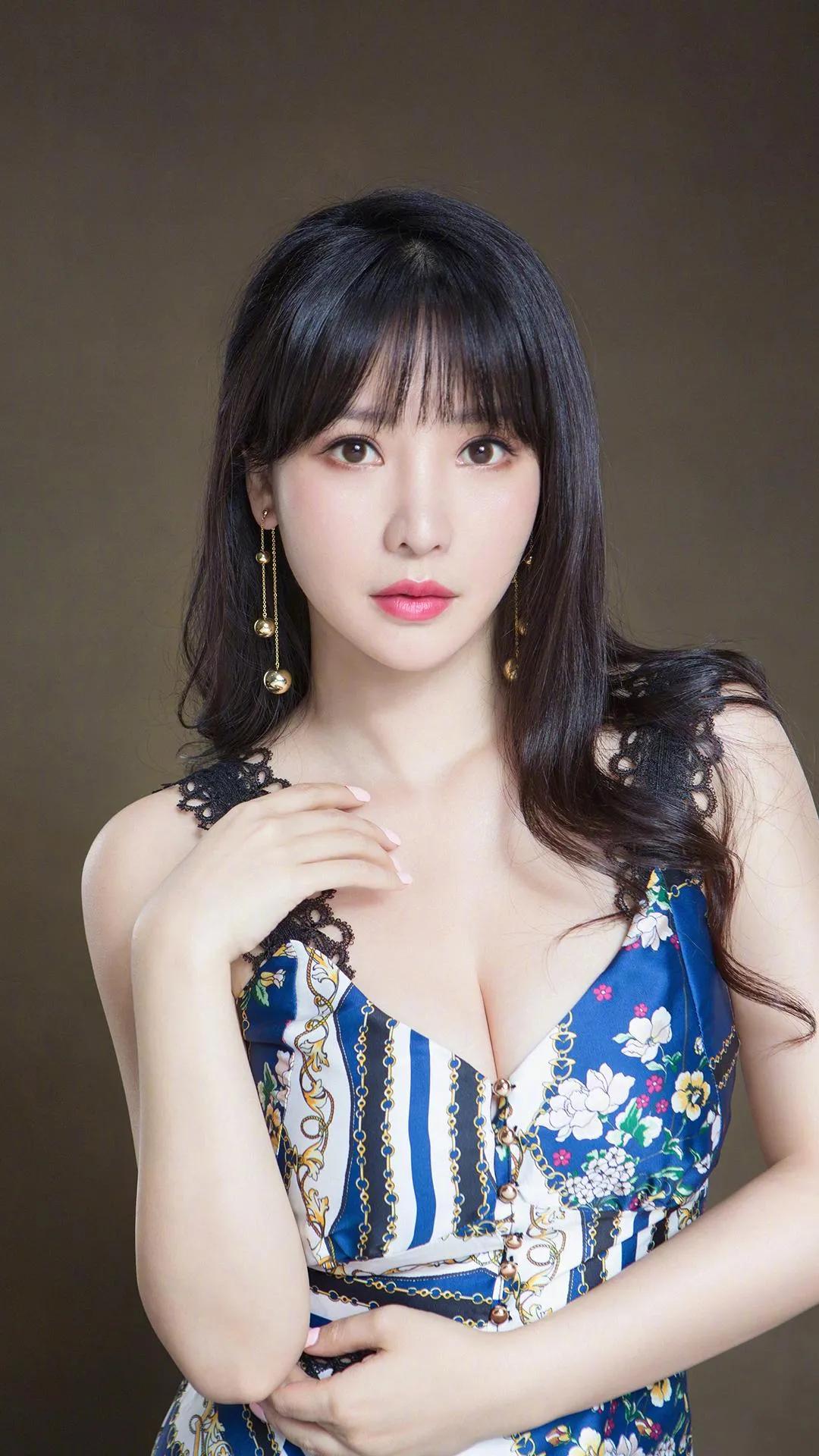 House Goddess-Liu Yan - iNEWS