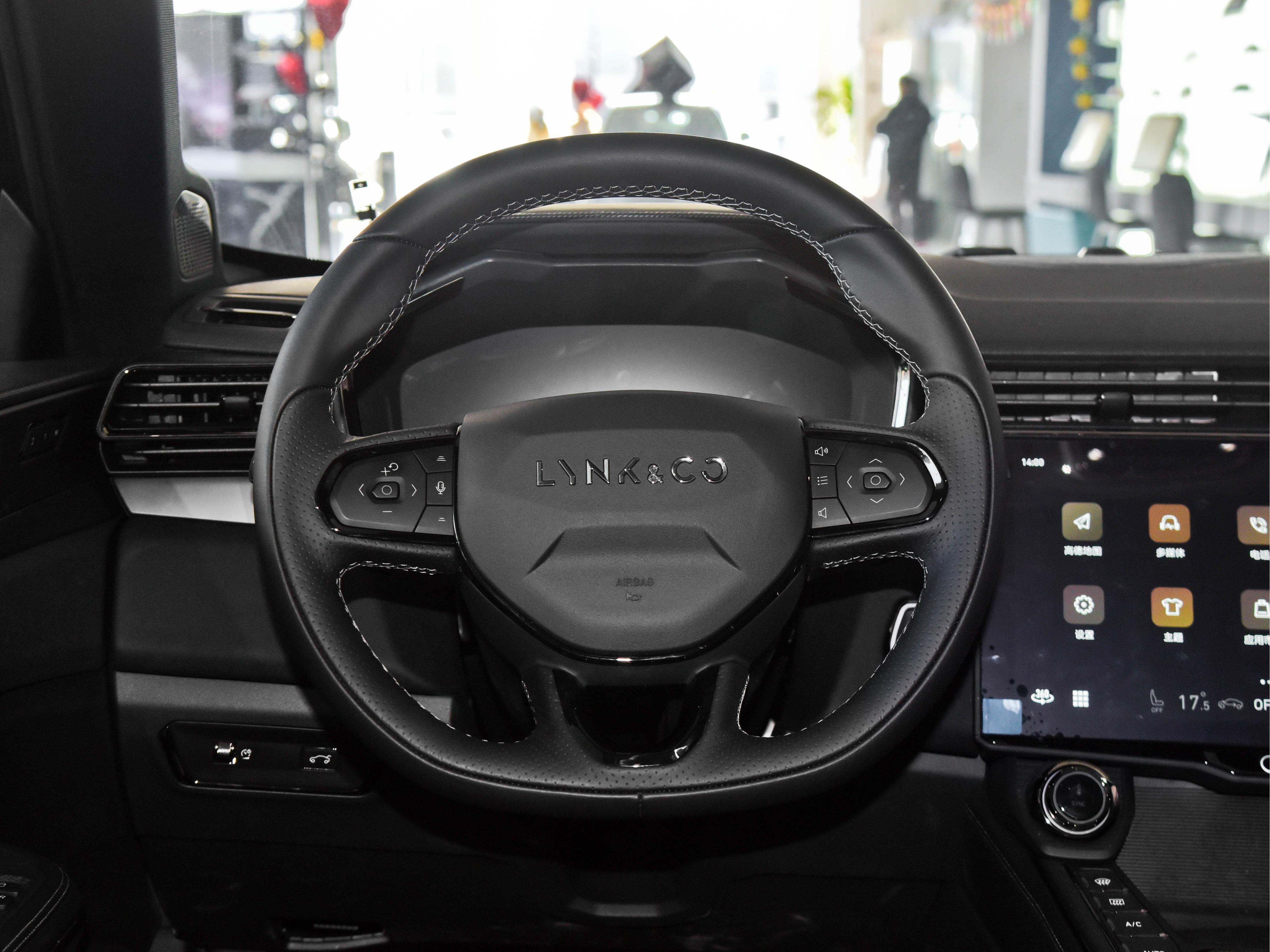 2.0T+8AT, 254 horsepower, good interior materials, real shot of Lynk & Co 01 - iNEWS