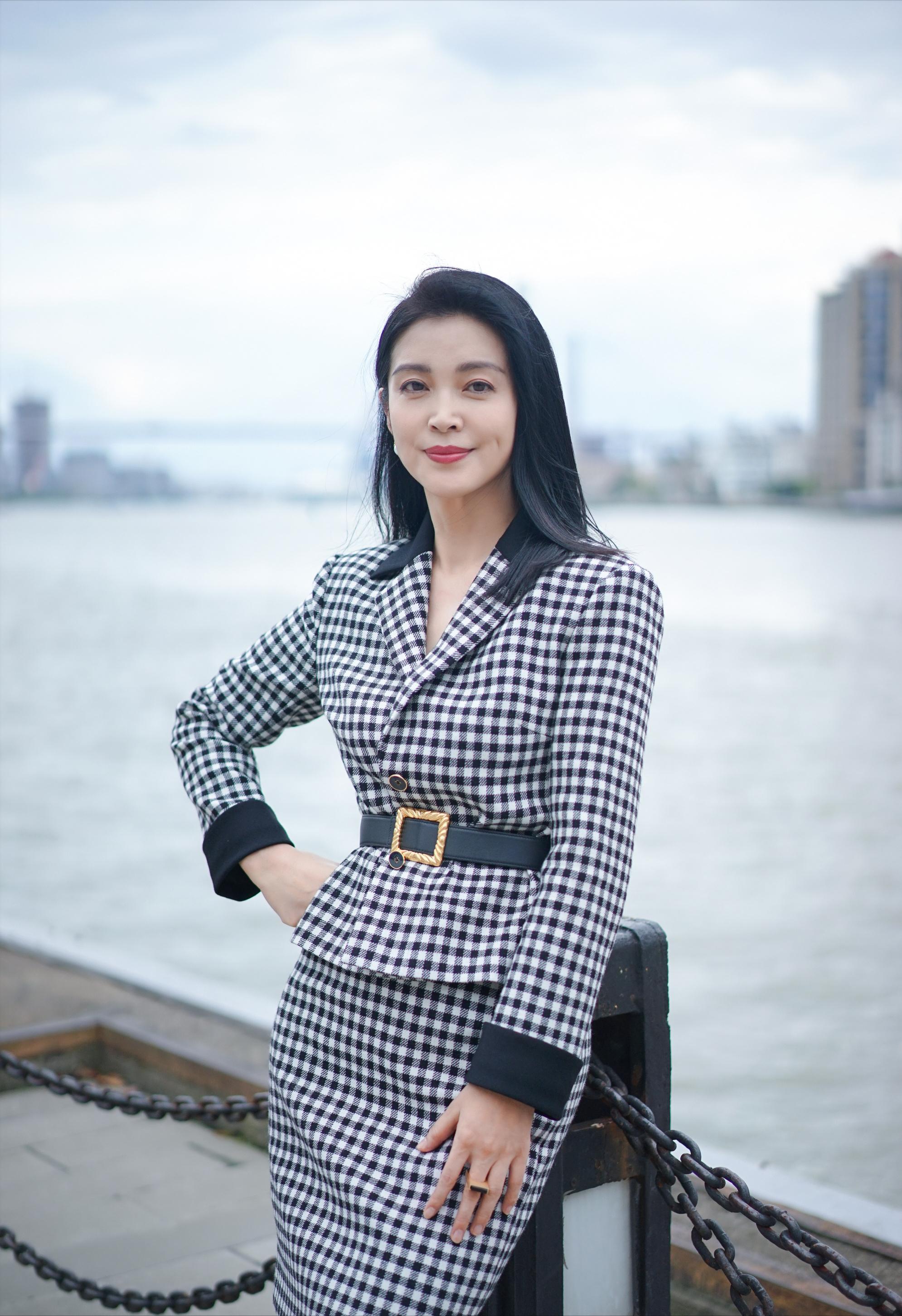 Sisters of Li Bingbing rarely fit together, Li Xue wears short skirts to expose her short ...