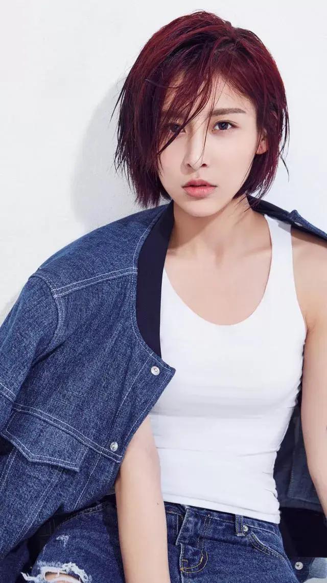 Elegant temperament, full of femininity one by one Jia Qing - iNEWS