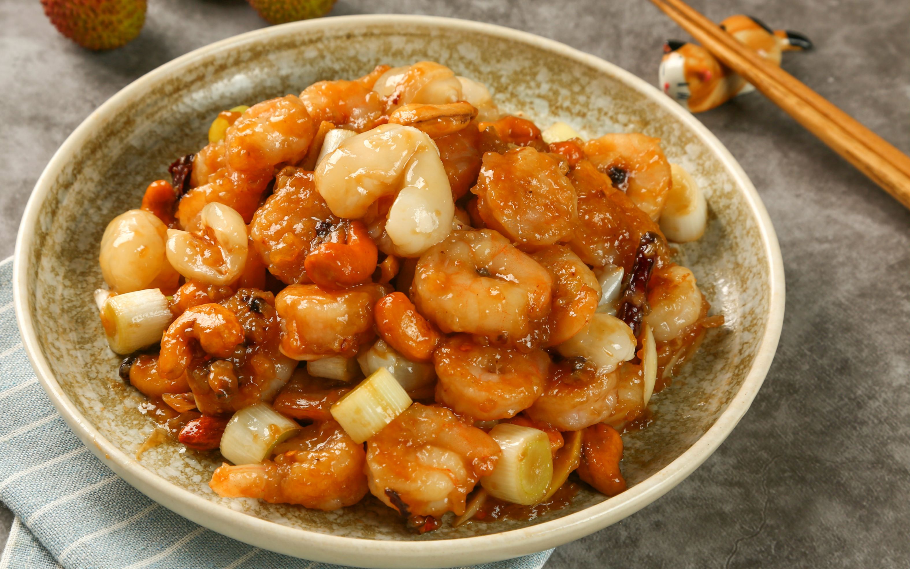 Teach you the refreshing and delicious fried prawns with apples, which ...
