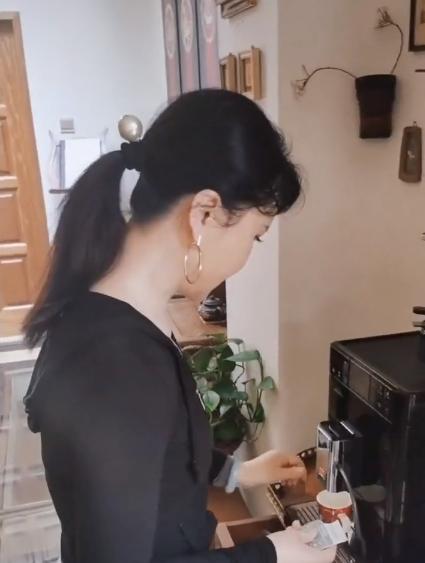 The 53-year-old singer Ren Jing's recent photo has changed, her eyes ...