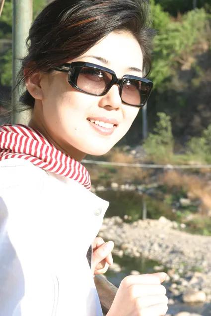 CCTV host Li Hong photo album - iNEWS