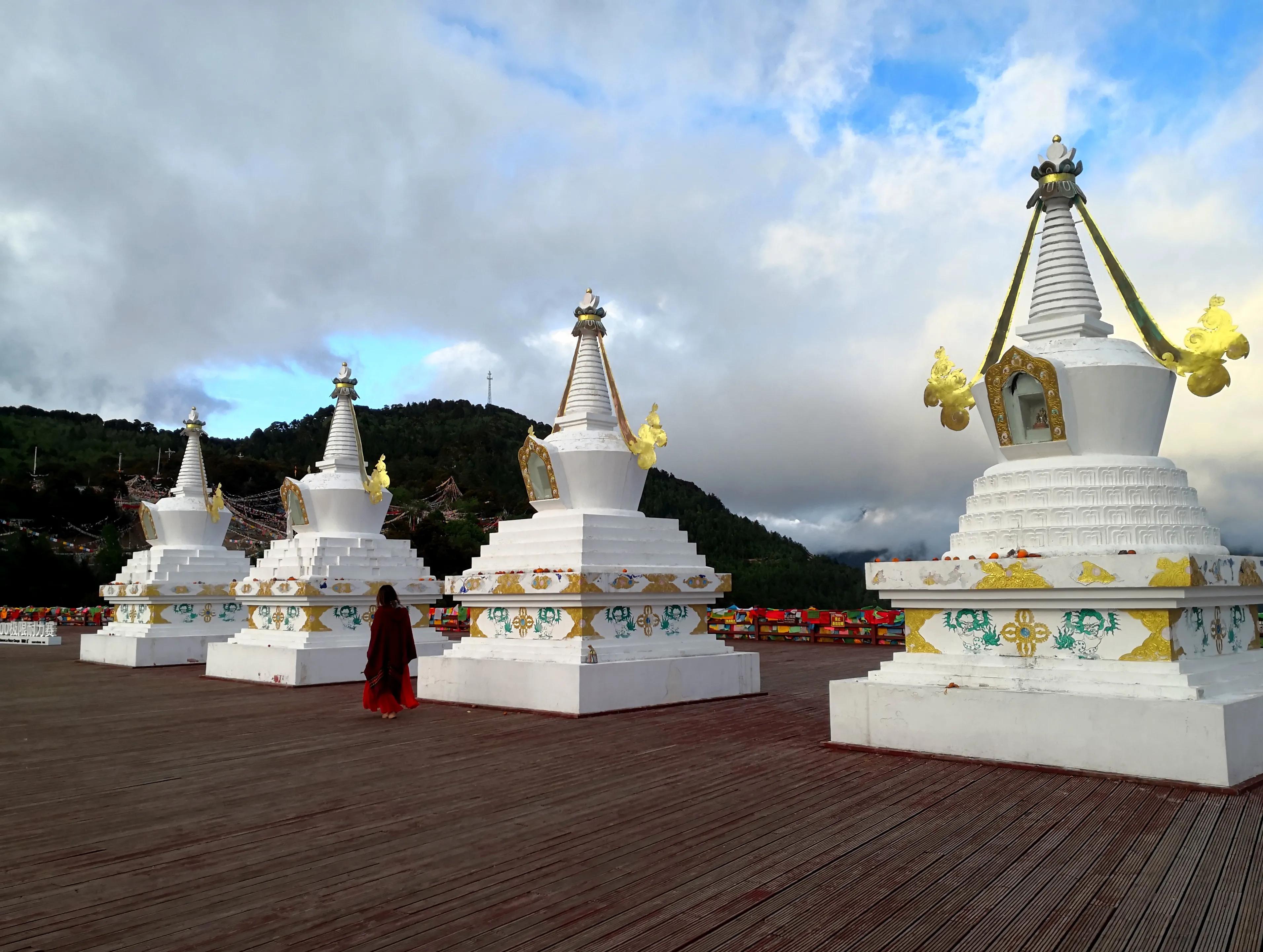 On the tenth day, two people and one car drive from Tibet Feilai Temple ...