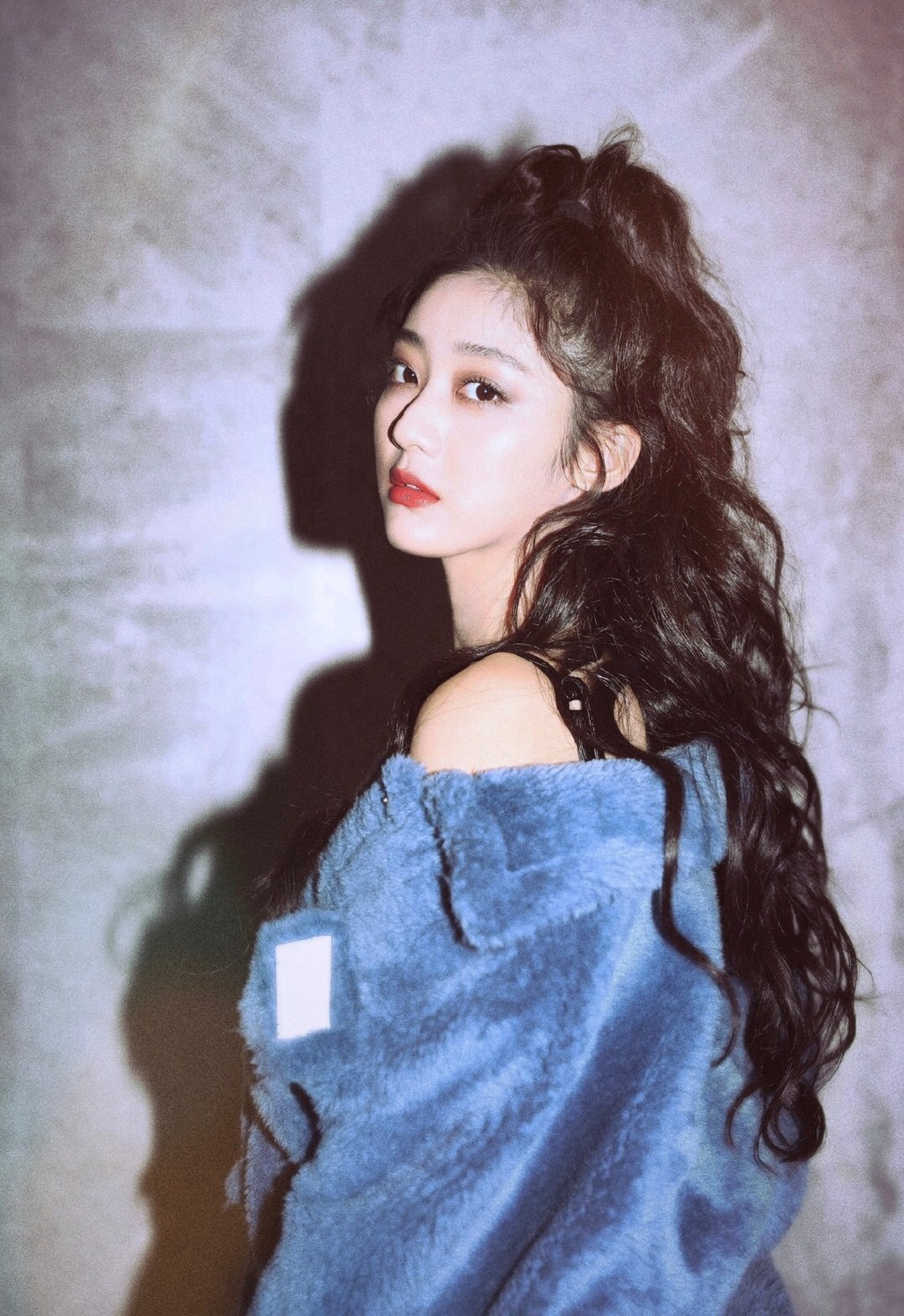 Qi Yandi wore beautiful and flowing hair in her private clothes to ...