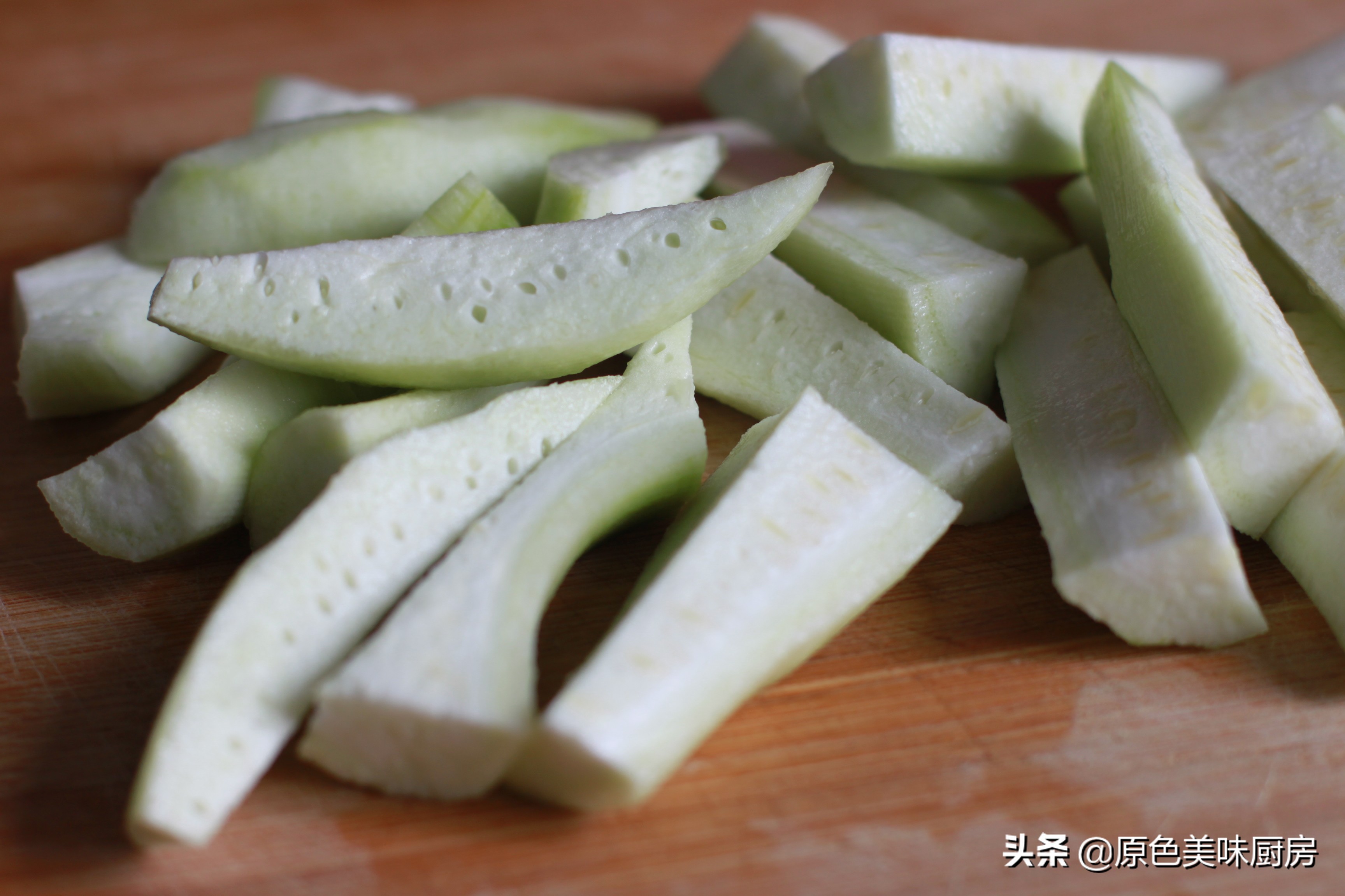 Steamed loofah with garlic, it tastes better this way, have you learned ...