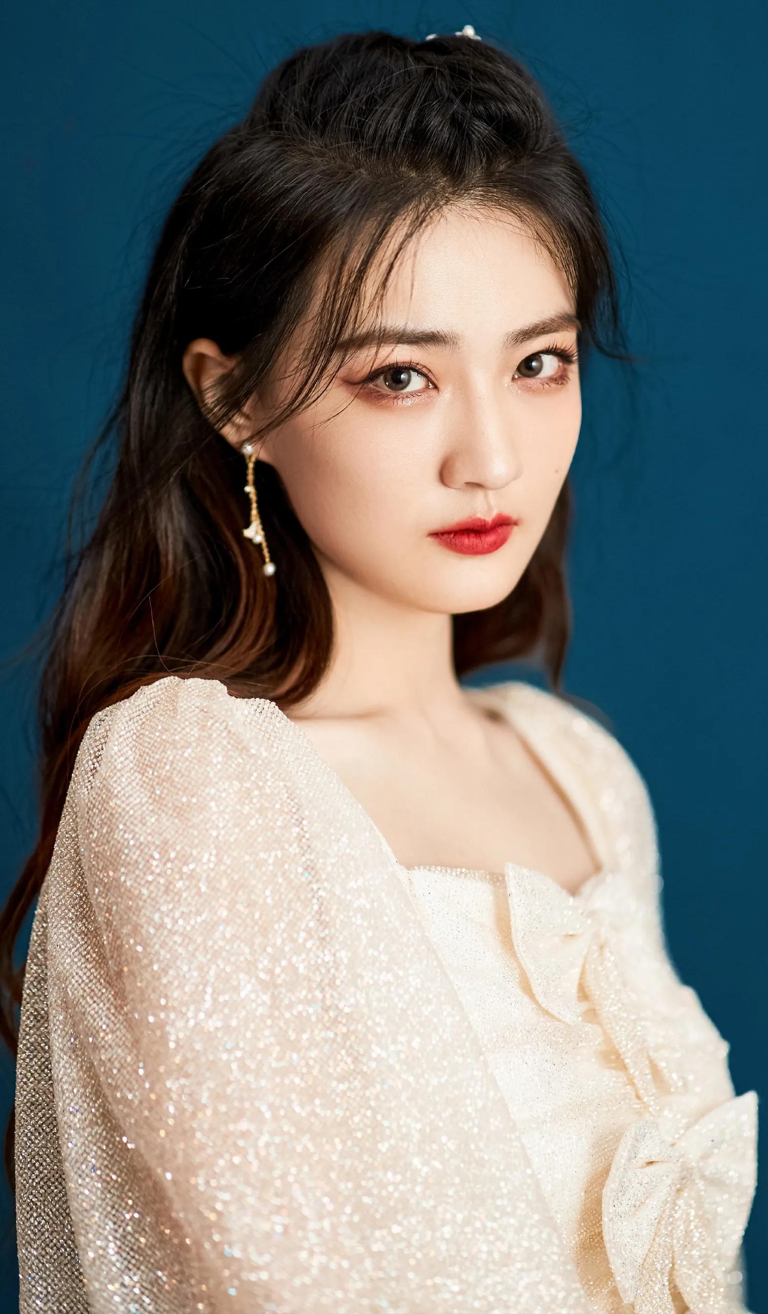 Xu Lu, an innocent beauty, also has a stunning side - iNEWS