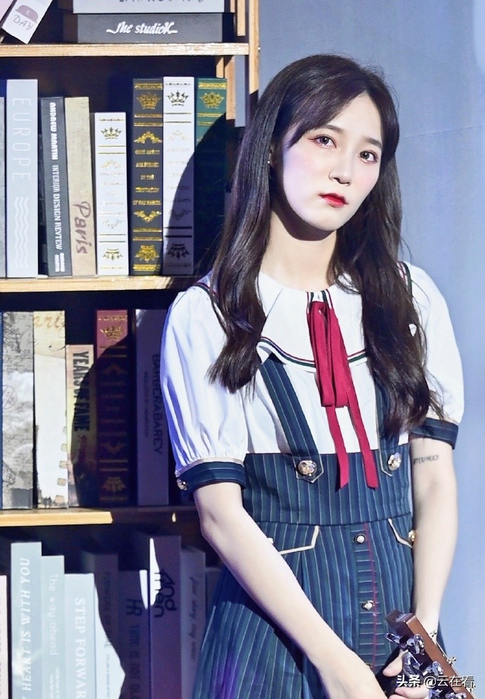 Cute beauty artist SNH48-Yuan Yuzhen singing beautiful photos on stage ...