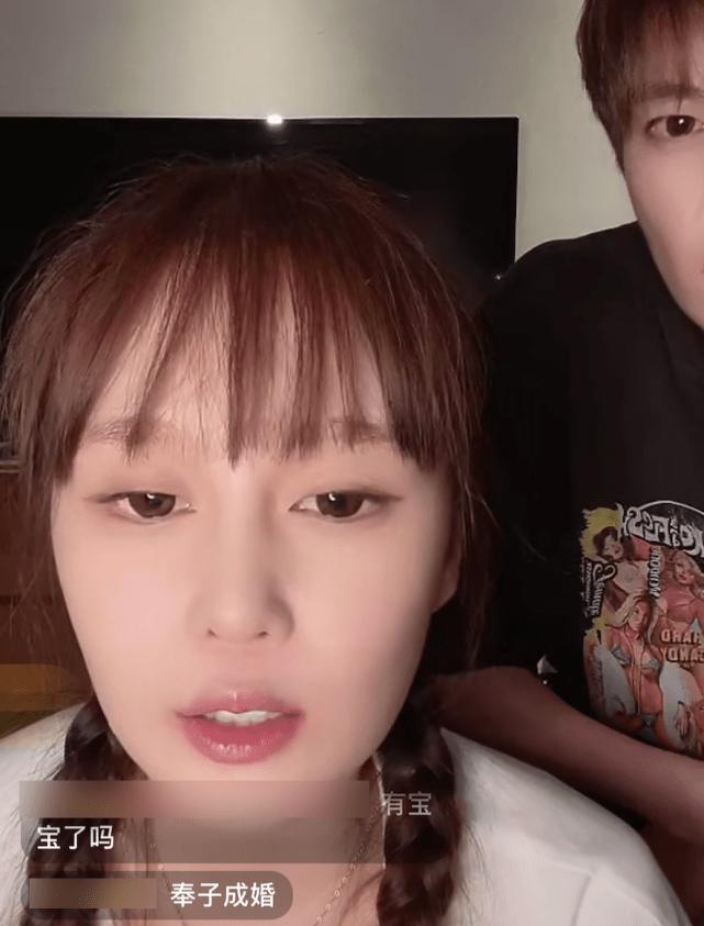 Zhao Benshan's daughter, Quan Suyan, shows her affection in a live broadcast, revealing that she ...