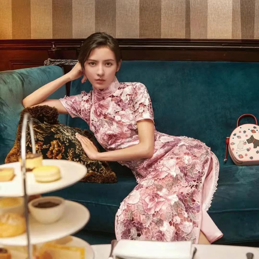 Beautiful and moving long cheongsam, the charming woman is demure and ...