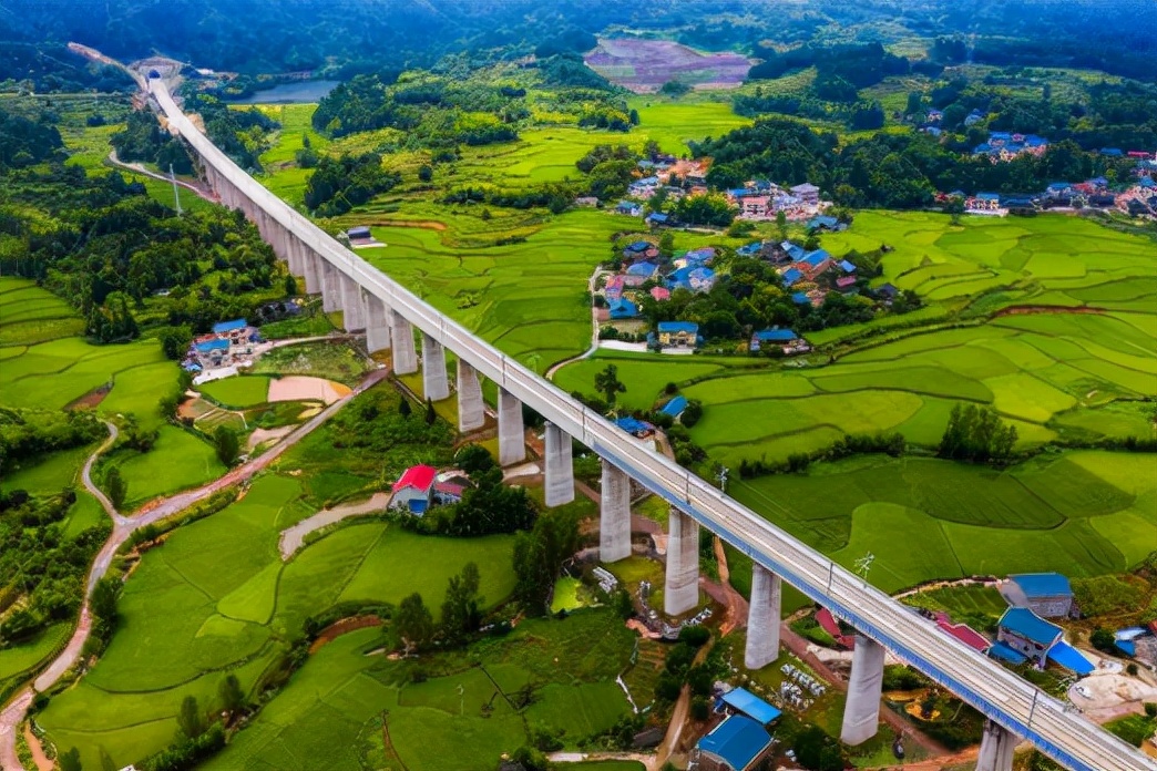 Hunan builds the most beautiful high-speed rail, creates a "golden ...
