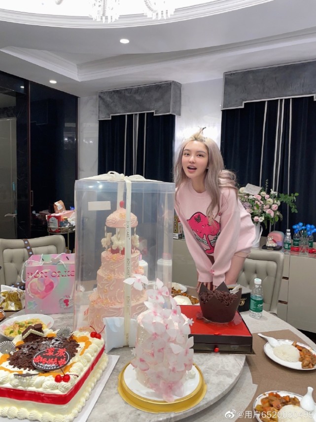 Love quickly?Zhou Yangqing and 6-year-old Chen Ruifeng joined hands to ...