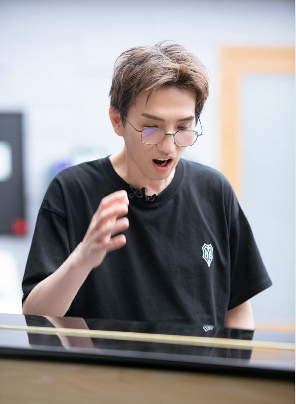 Lin Zhixuan went to "Brother Who Overcomes Thorns" to record "Singer ...