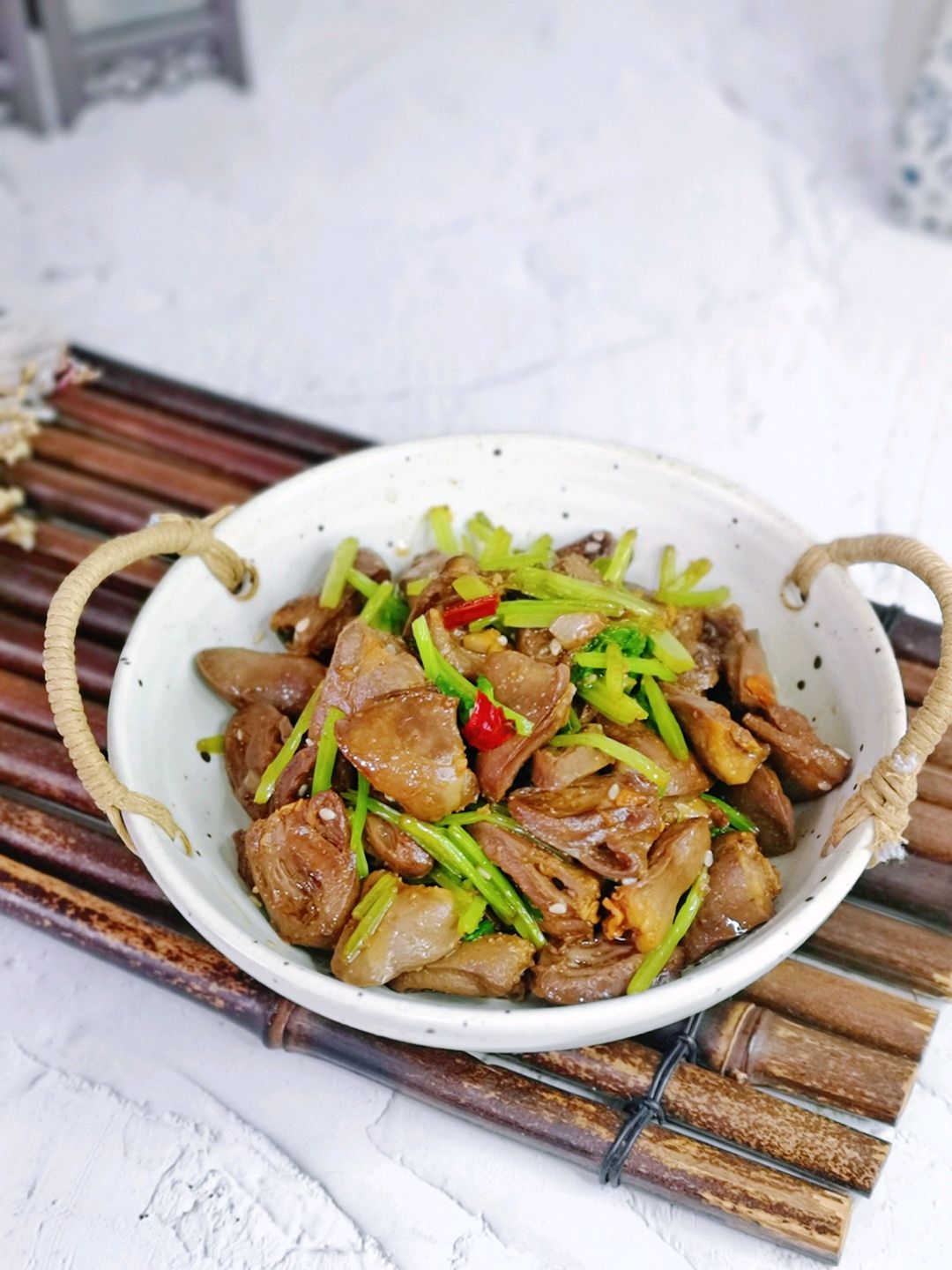 Celery is paired with duck heart, simply stir-fried, it is a delicious ...