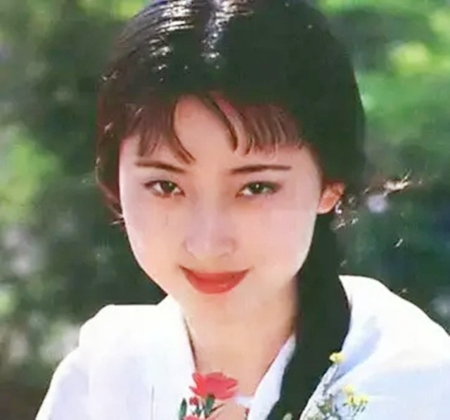 "Sister Lin" Chen Xiaoxu's tomb: surrounded by flowers, white marble ...