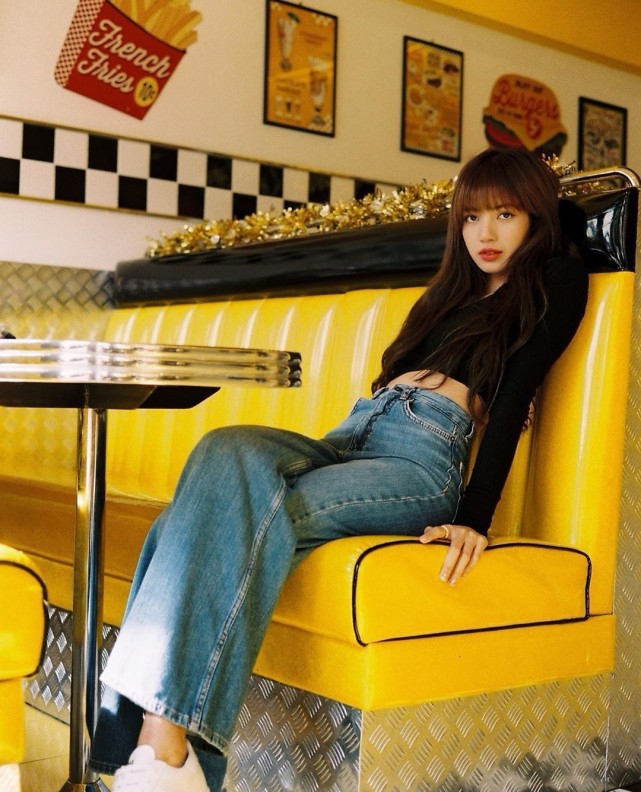 Lisa's pretty waist is absolutely amazing!Wear navel + jeans to look ...