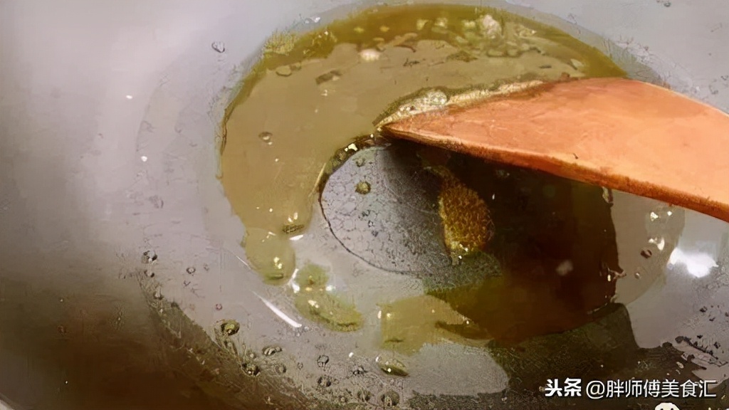 When frying sugar, should we use oil or water?So I made a mistake, no ...