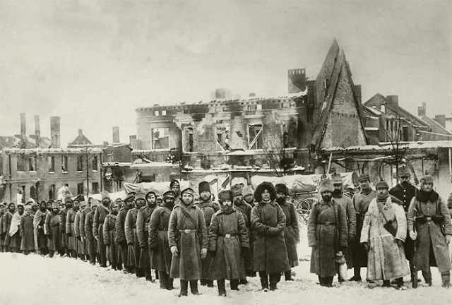How strong was the Soviet Union at its peak?More than 900 tanks and ...
