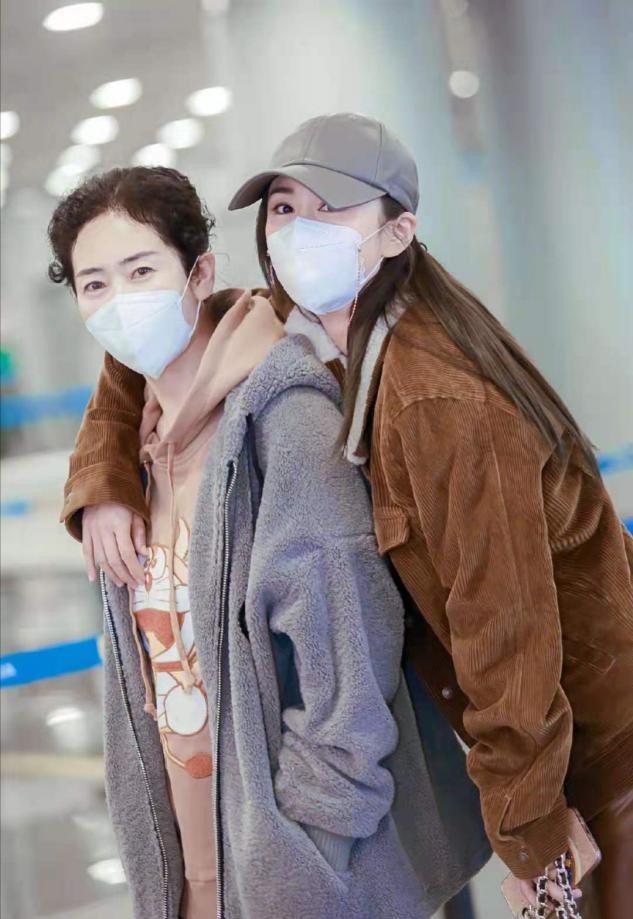 Liu Yu female walking airport, 62-year-old mother dressed up the trend ...