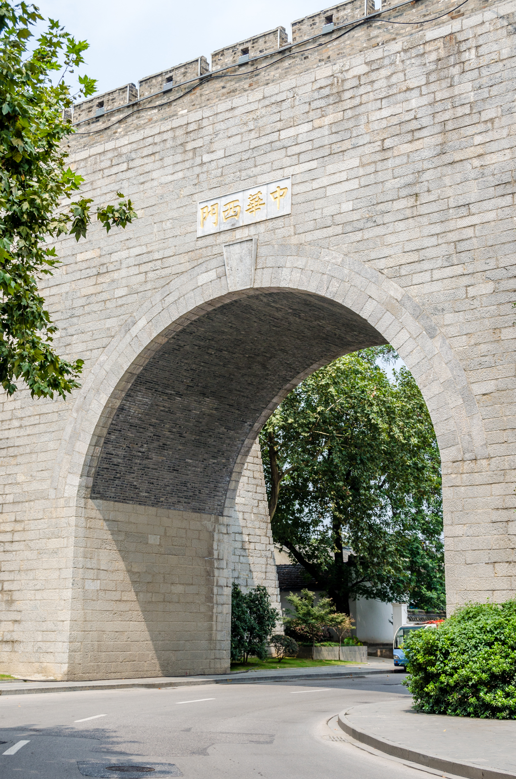 The ancient city gate with the most complicated structure can hold ...
