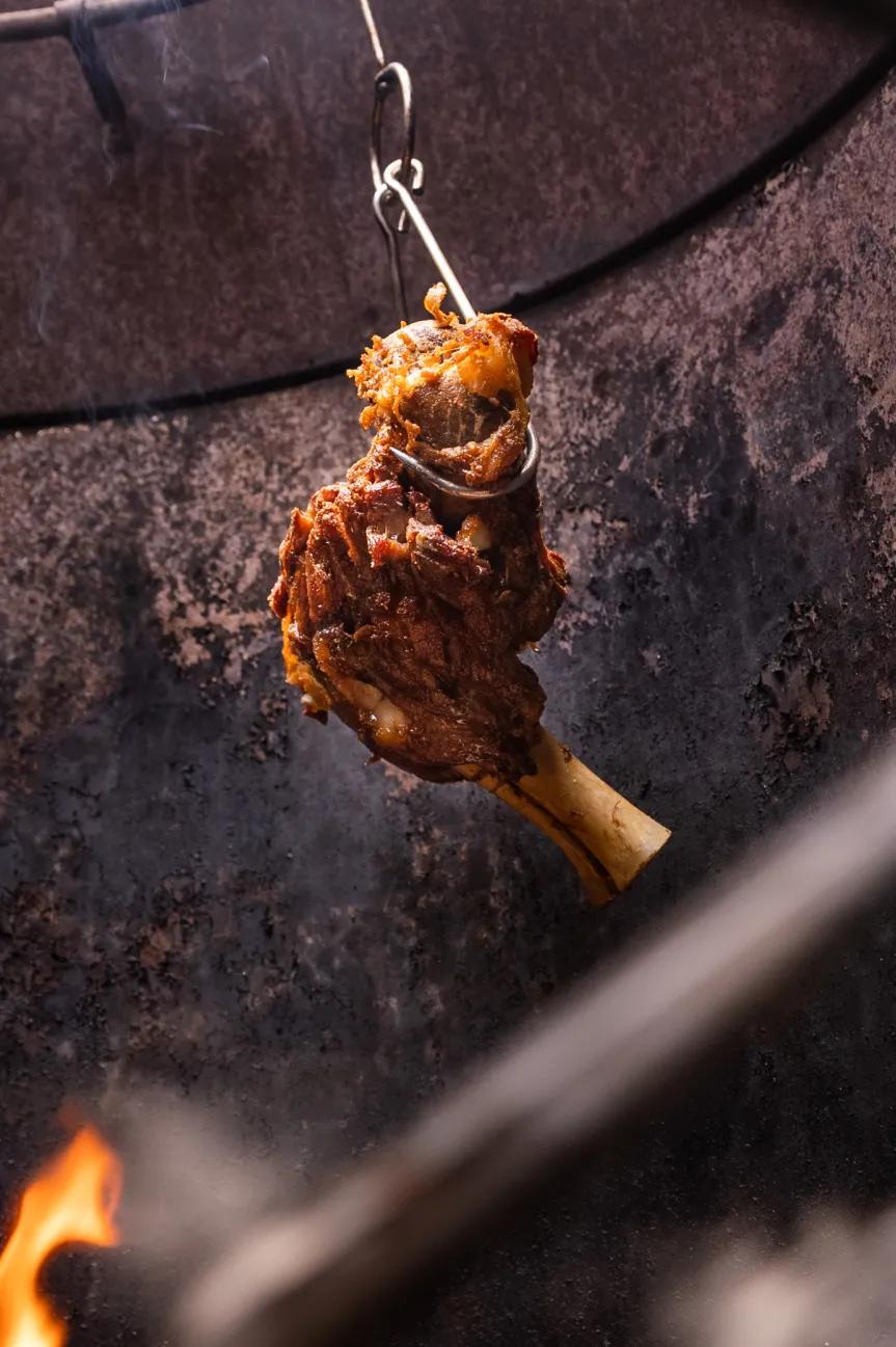 The "Giant Roasted Beef Leg", which sells for 10w a year, was finally ...