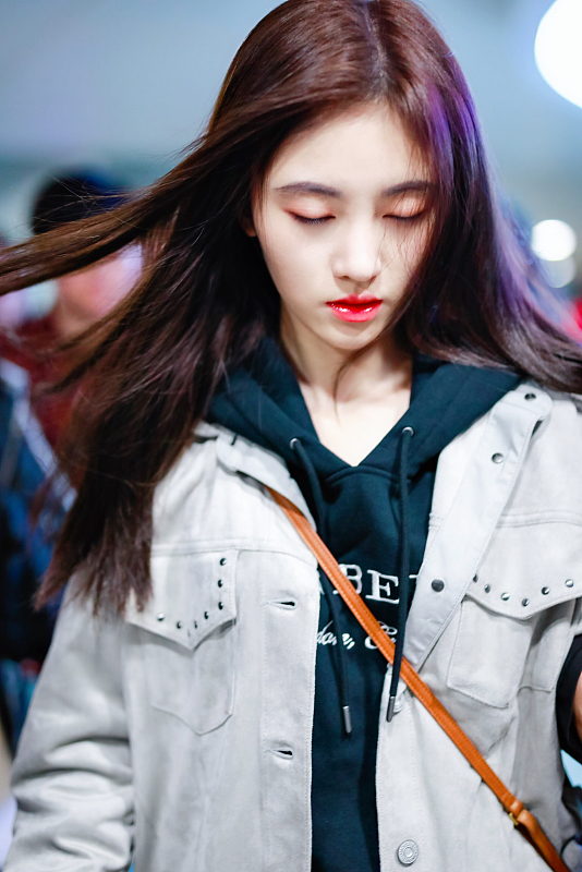 Ju Jingyi is so anxious, she went out after half of her makeup, which looked quite comfortable ...