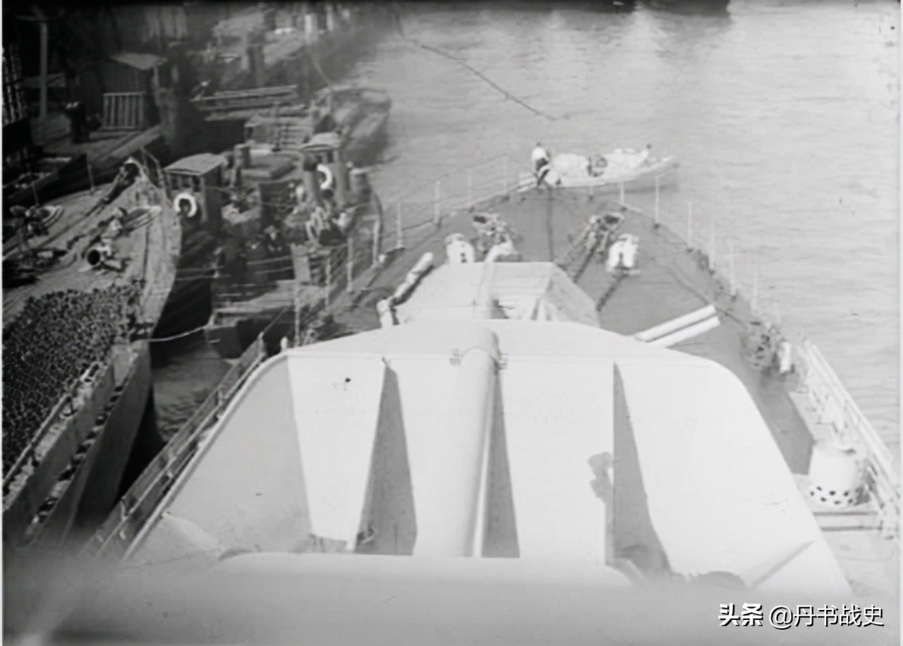 The dual-mounted navy 6-pounder gun can effectively counter torpedo ...