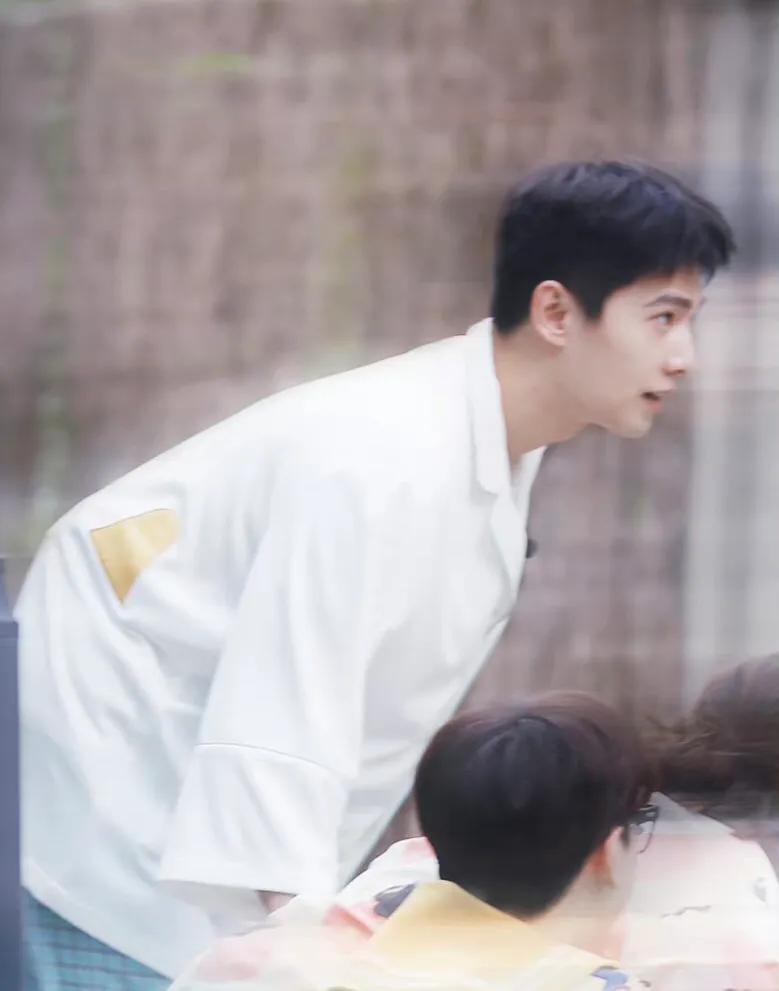 Yang Yang's pajamas are fresh and handsome, they are cute when doing ...