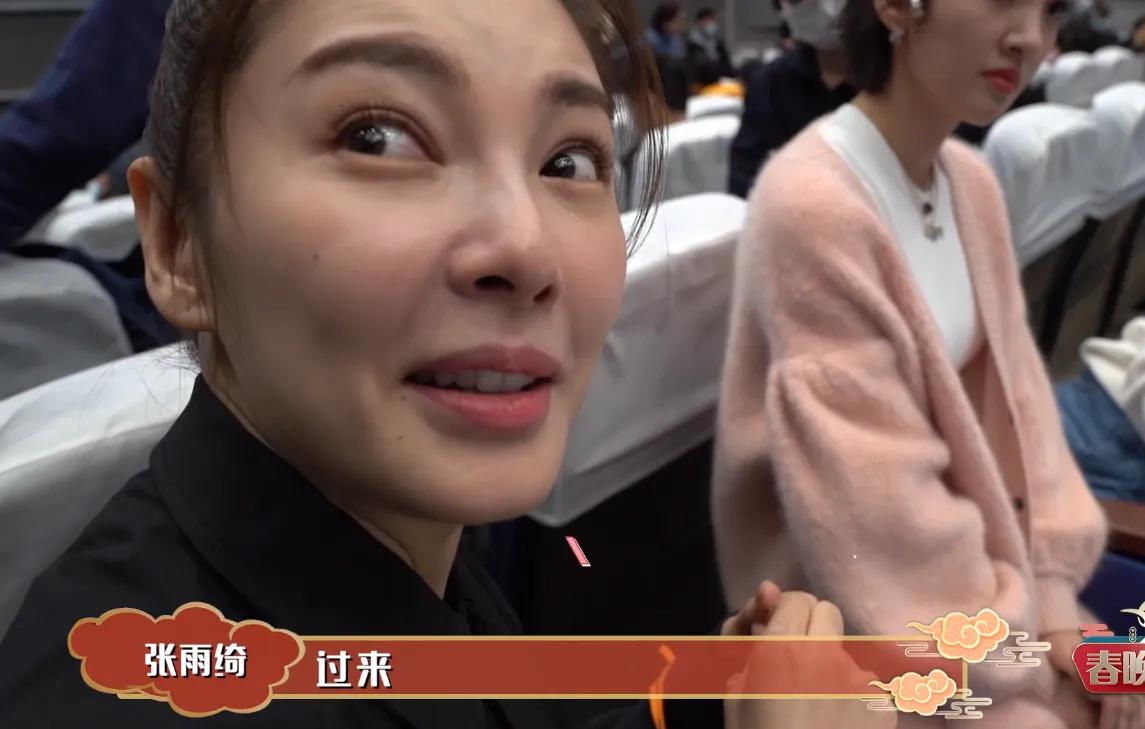 Look at the backstage scenes of sentient beings under the CCTV camera ...