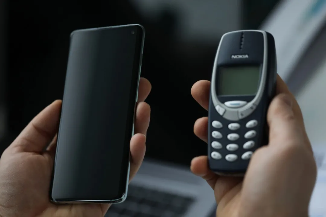 Who still uses feature phones?Even the elderly don't need it anymore ...