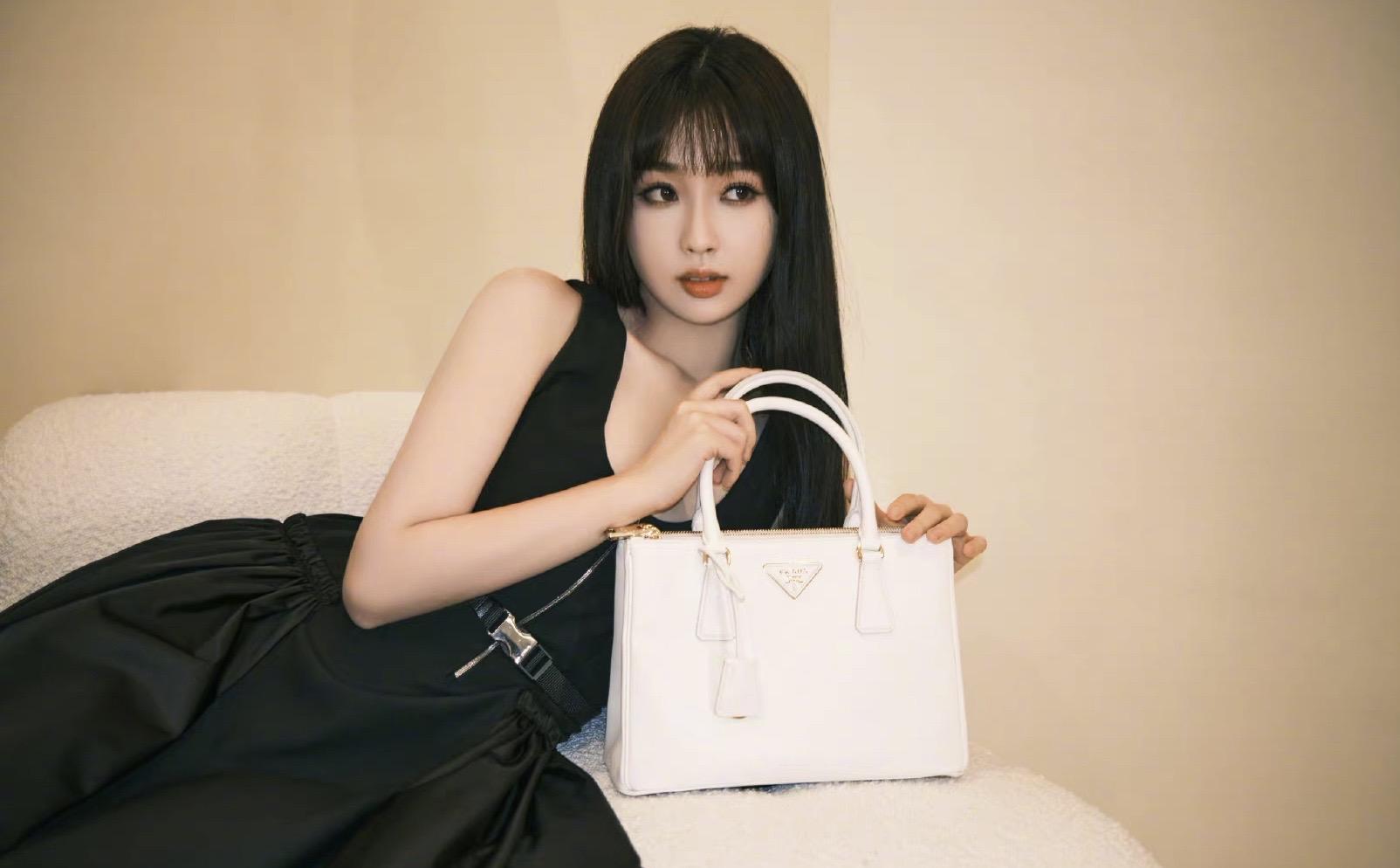 Yu Shuxin endorses the portrait of a certain brand bag, big u-neck and ...