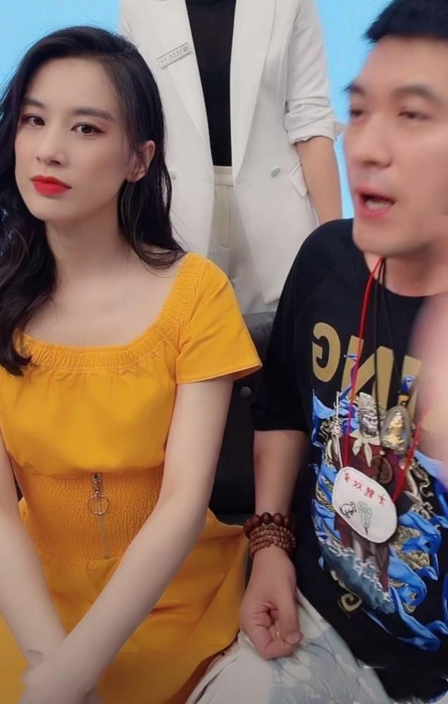 Huang Shengyi responded to the rumors of stinky feet live, and was tragically beaten by Yang Zi ...