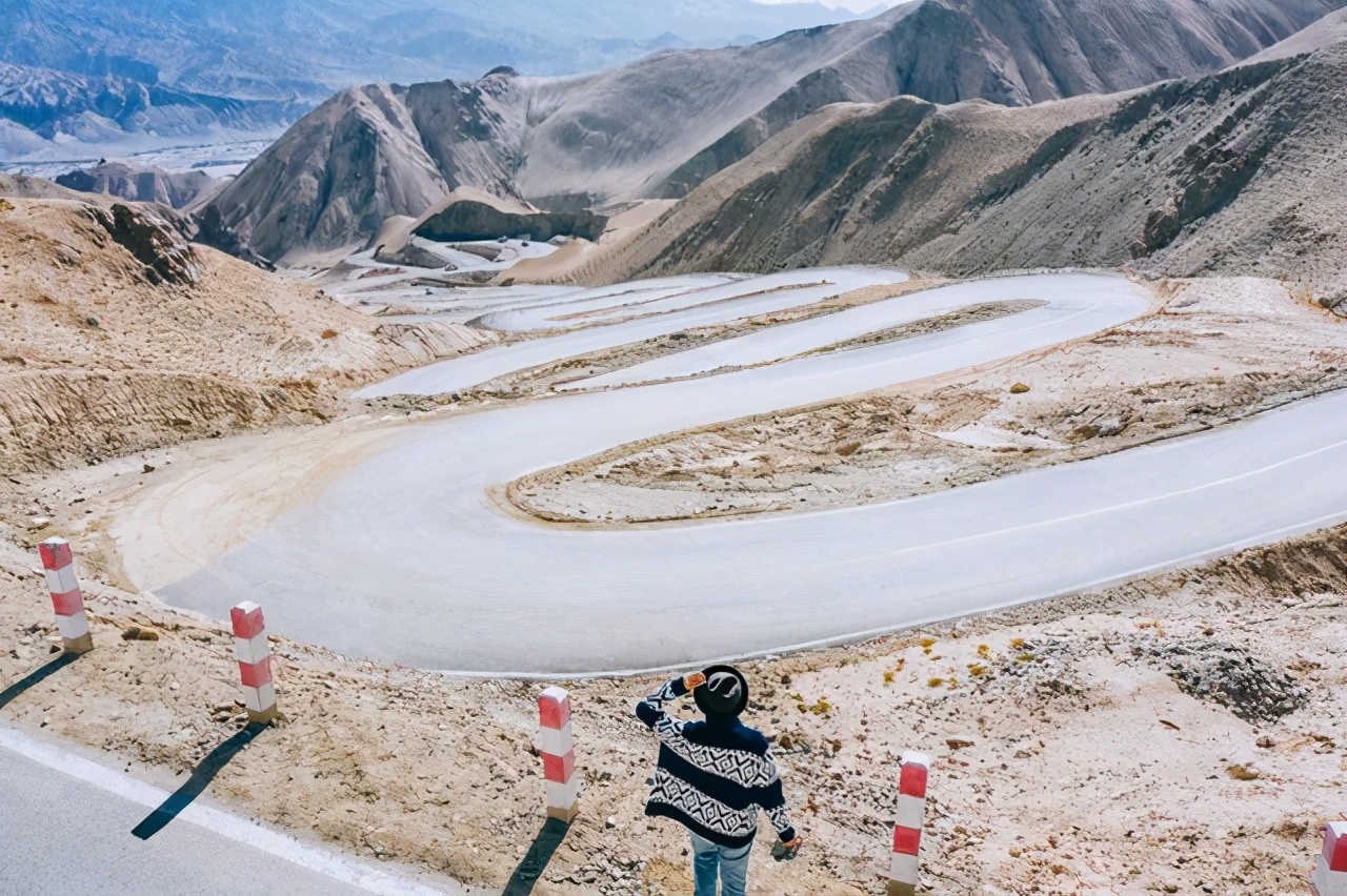 Xinjiang Panlong Highway, the scenery is so beautiful, like a winding ...