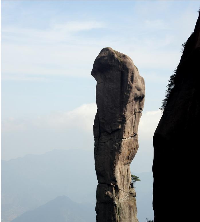 The Python Peak of Sanqing Mountain is an endangered scenic spot, what ...