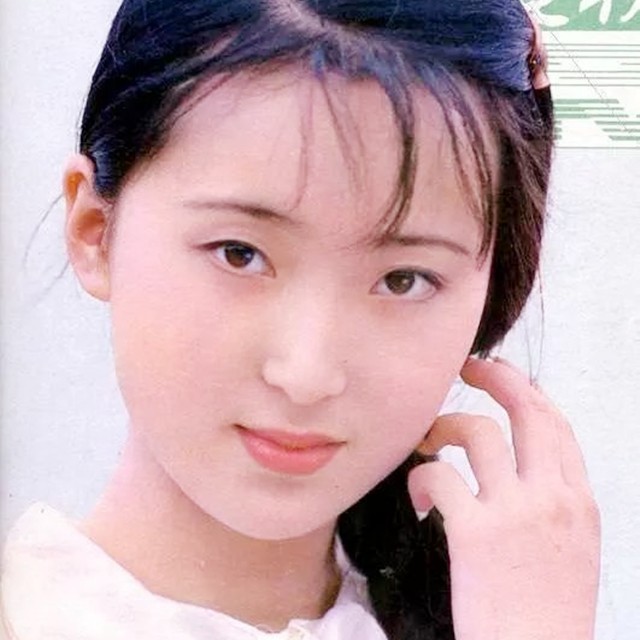 "Sister Lin" Chen Xiaoxu's tomb: surrounded by flowers, white marble ...